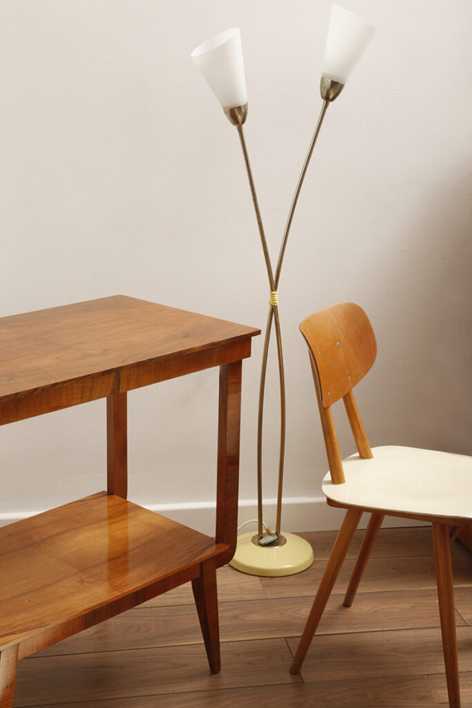 Duży orzechowy stolik z ruchomym blatem w politurze, Przedsiębiorstwo ...