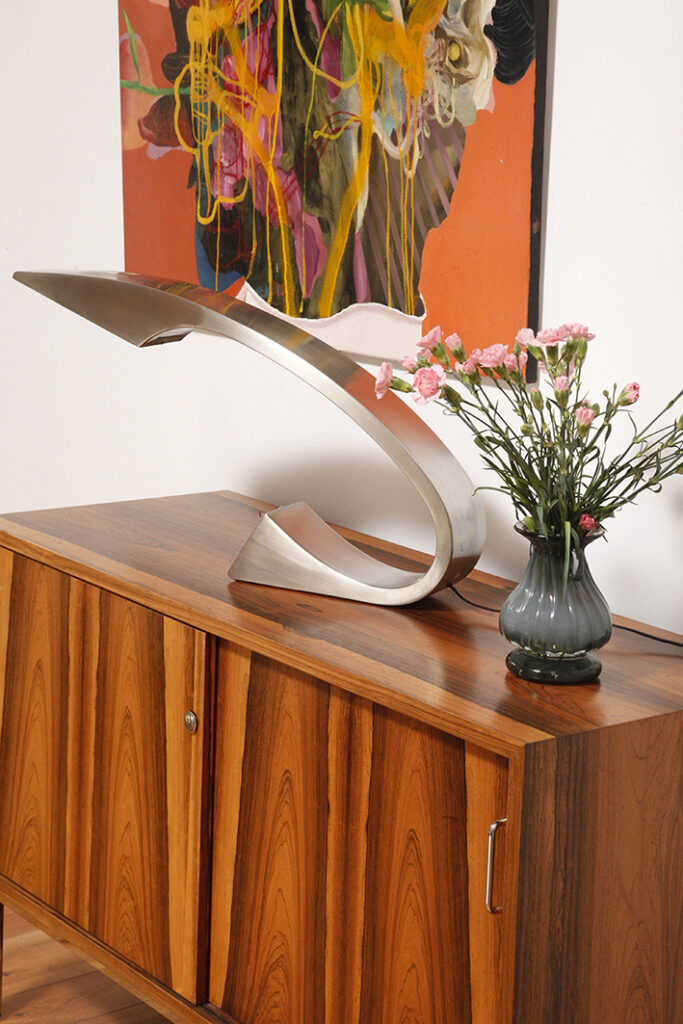 Duża stalowa postmodernistyczna lampa gabinetowa z niedużym zegarkiem ...