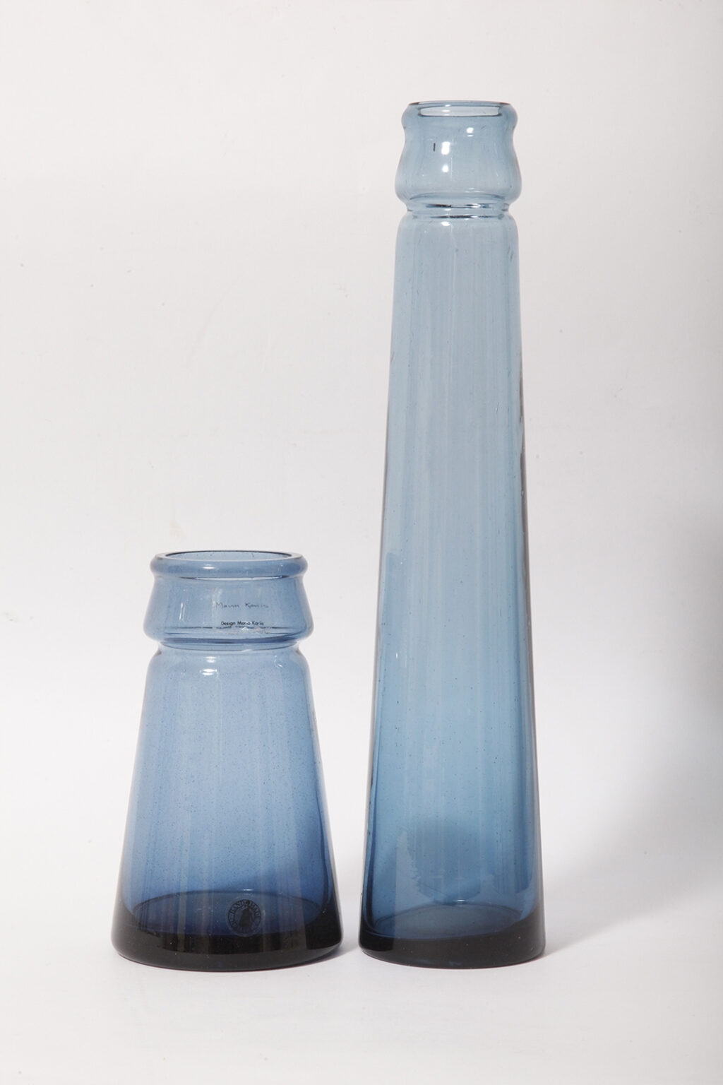 Dwa niebieskie lekko spienione ręcznie formowane szklane wazony, proj ...