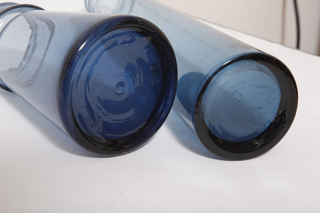 Dwa niebieskie lekko spienione ręcznie formowane szklane wazony, proj ...