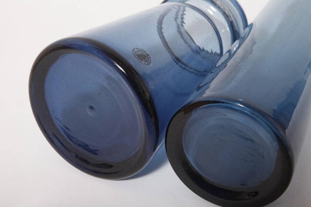 Dwa niebieskie lekko spienione ręcznie formowane szklane wazony, proj ...